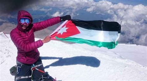 أحداث اليوم الإخباري متسلقة أردنية ترفع العلم الاردني على قمة جبال