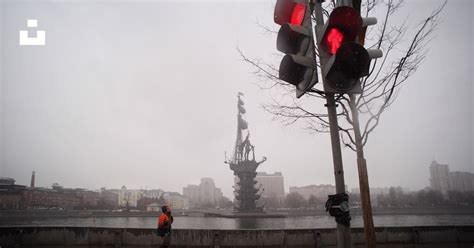 빨간 신호등 옆에 서있는 남자 사진 Unsplash의 무료 회색 이미지