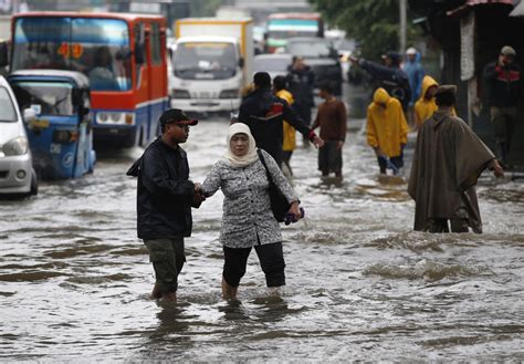 Floods In Indonesias Capital Kill Nine Force Thousands To Evacuate
