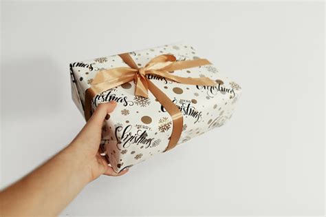 손을 들고 세련 된 크리스마스 선물 격리입니다 상자를 제공합니다 선물 아이디어입니다 계절 인사말 개념입니다 즐거운 순간입니다