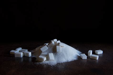 Cubos De Azúcar Blanco Y Azúcar En Polvo En Una Vieja Mesa De Hierro