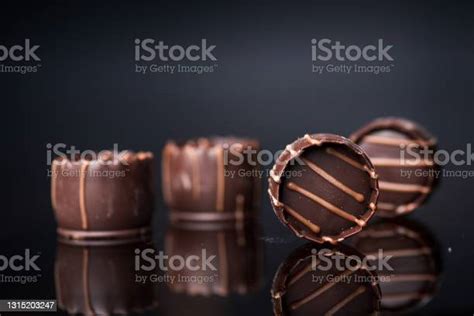 견과류와 말린 과일을 곁들인 룩소리아스 초콜릿 프레일렌 캔디 0명에 대한 스톡 사진 및 기타 이미지 0명 갈색 개성 개념 Istock