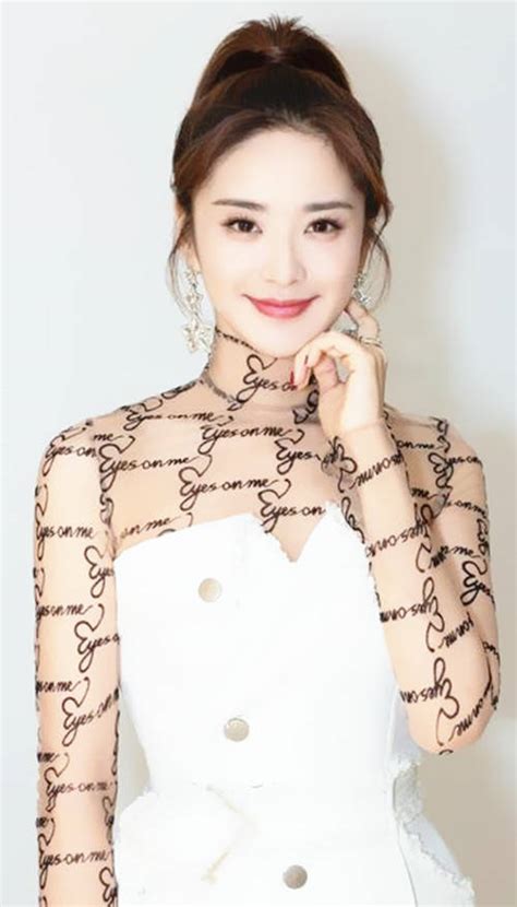 湖南新晋小花旦主持人刘烨 高颜值魔鬼身材 蕾丝搭配风美呆 搜狐大视野 搜狐新闻