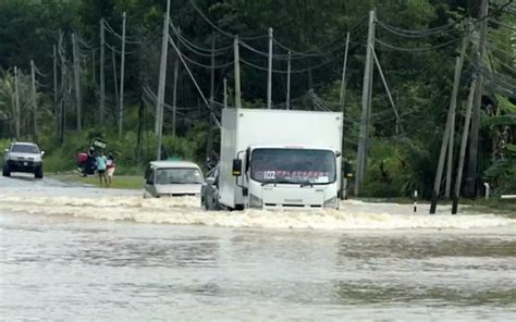 Banjir Kilat Tanah Runtuh Landa Pantai Barat Sabah Malaysia Head