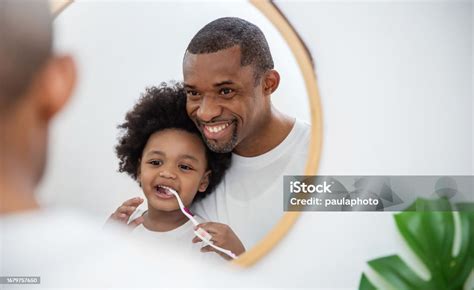 행복한 가족 흑인 아프리카계 미국인 아버지 아들 아이 소년이 화장실에서 양치질을 하고 있다 칫솔을 사용한 아침 루틴 아버지의 날 양치질 치과 위생 유아를 둔 소년 2 3