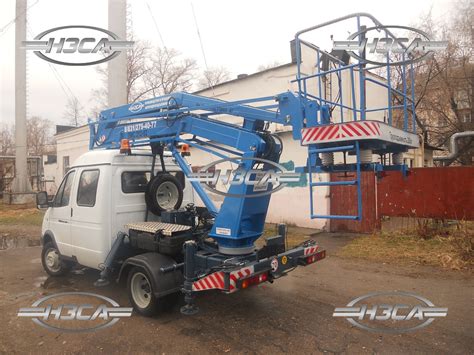 Установка автовышки на заводе спецавтомобилей.