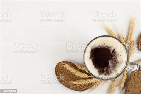 흰색 나무 테이블에 맛있는 Kvass 스파이크와 빵플랫 평신도 구성 텍스트 공간 맥주에 대한 스톡 사진 및 기타 이미지 맥주