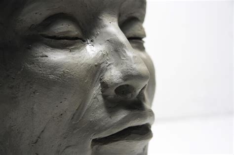 Escultura De Arcilla De Perfil Femenino Efecto Húmedo Y Rasgos