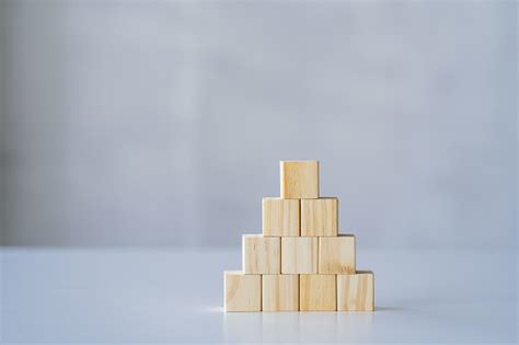 흰색 바탕에 나무 장난감 블록으로 만든 피라미드로 원하는 메시지를 넣을 수 있습니다 0명에 대한 스톡 사진 및 기타 이미지