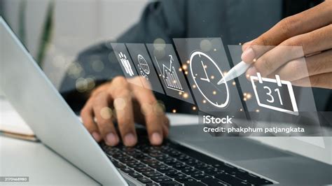 시간 관리 재무 계획 및 전략 가상 아이콘을 통해 사업가는 최첨단 디지털 솔루션의 잠재력을 활용하여 성과를 최적화하고 성공을 주도합니다 개념에 대한 스톡 사진 및 기타