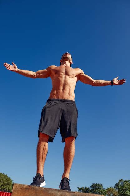 Homem fisicamente apto esportivo fazendo exercícios de intensificação