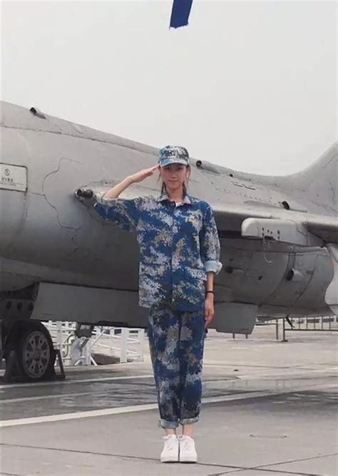 上戏新生女神军训照曝光，英姿飒爽，颜值仿佛开了挂