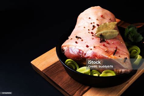 음식 컨셉 팜 신선한 유기농 돼지 고기 호크 Ot 돼지 고기 너클 에 나무 보드에 검은 배경에 복사 공간 0명에 대한 스톡 사진