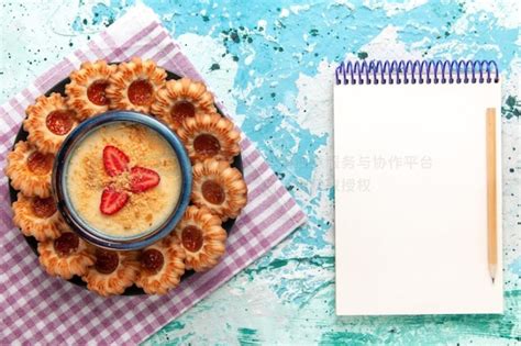记事本高清图片 蓝色表面上有草莓甜点和记事本的顶级视图美味饼干 餐饮美食免费下载格式编号52870436 千图网