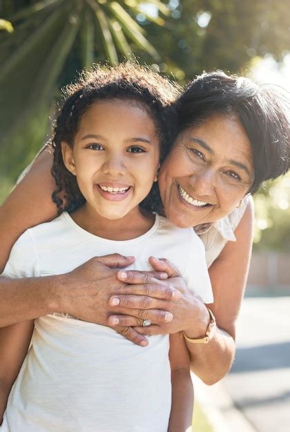 Retrato De Criança Ou Avó Feliz Abraço Ao Ar Livre Para Se Relacionar