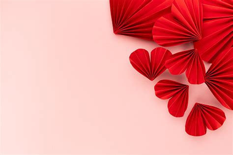 결혼식이나 발렌타인 데이를 위한 달콤한 추상적인 사랑 배경은 분홍색 배경 상위 뷰 옆으로 테두리 복사 공간에 동양 스타일의 빨간