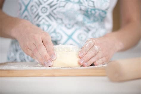 Esfolada Mulher Padeiro Mãos Amassadas Massa Foto De Stock Imagem De
