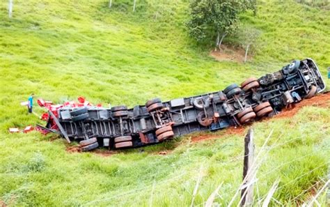 Carreta Carregada De Cerveja Tomba Ao Subir Ladeira E Motorista Morre
