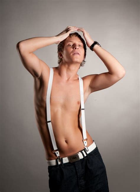 Giovane Ragazzo Con Il Torso Nudo Fotografia Stock Immagine Di