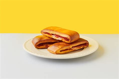 Lanche는 치즈와 쵸 리조를 곁들인 전통적인 포르투갈 샌드위치를 Misto합니다 노란색 배경 위에 맛있는 아침 식사 0명에