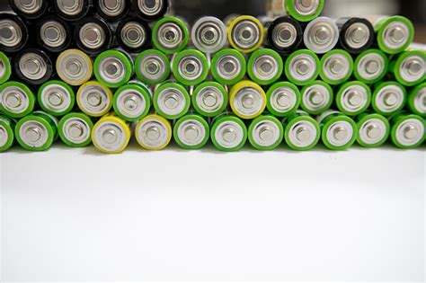 사용한 알카라인 배터리의 더미의의 근접 촬영 Aa 배터리 에너지 추상적인 배경 화려한 배터리의 선택의 다채로운 행을 닫습니다 알카라인 배터리 Aa 크기입니다 행에 여러
