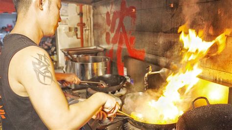 Amazing skill Popular street food in china 蒜蓉小龍蝦 油炸小龍蝦 龍蝦製作過程 YouTube