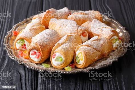 시칠리아 Cannoli Ricotta와 설탕에 절인 과일 그리고 가루 설탕 클로즈업 가로 0명에 대한 스톡 사진 및 기타 이미지