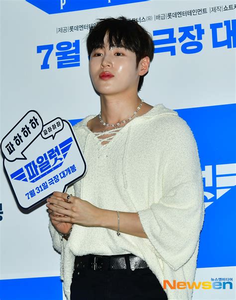 하성운 포즈도 훈훈해~ 포토엔hd 손에 잡히는 뉴스 눈에 보이는 뉴스 뉴스엔