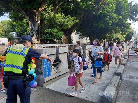 台中警護童專案 開學日指揮交通協助量體溫 生活 中央社 Cna