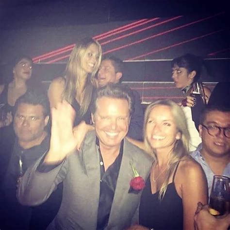 Luis Miguel Oficializó Su Romance Con La Joven Corista Mollie Gould Caras