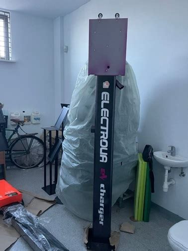 Стойки для зарядних станцій для електромобілів у кількості 14 шт б в Ua