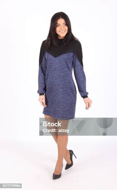 패션 드레스에 아름 다운 젊은 여성 모델의 사진 스튜디오 사진 갈색 머리에 대한 스톡 사진 및 기타 이미지 갈색 머리 관능 나이 Istock