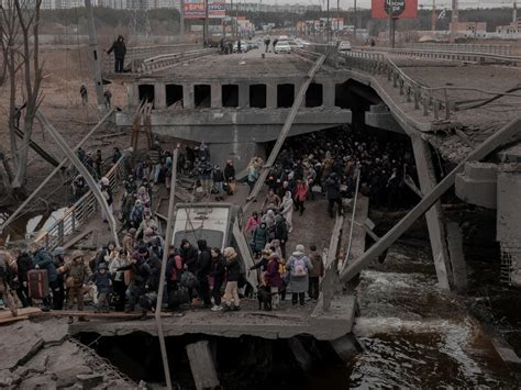 La Fotos De La Dramática Evacuación De Civiles En Irpin En Medio De Los