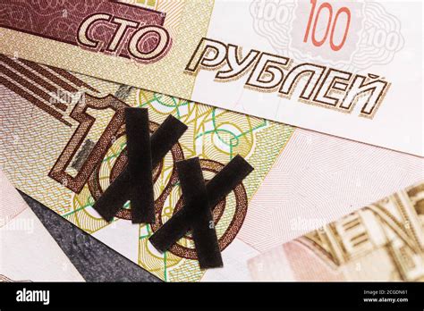 2 Zéros Sont Barrés Sur Une Facture De Cent Roubles Concept Sur Le