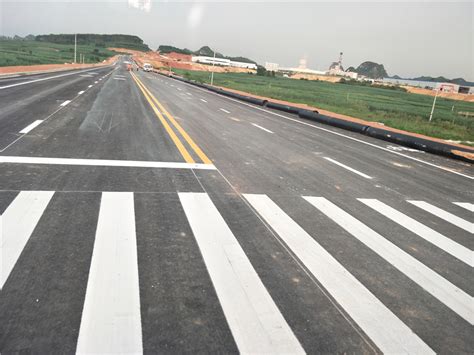 马路道路划线场地路面厂区划线南宁车位划线施工公司 南宁飞驰交通