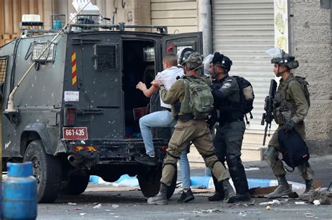 الاحتلال يعتقل 12 فلسطينيا بالضفة الغربية