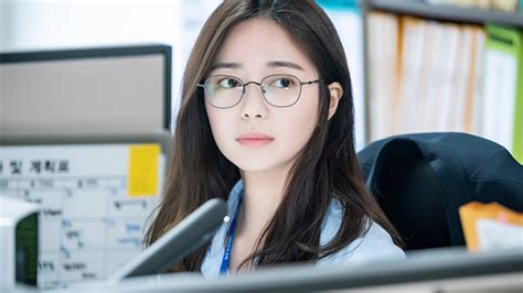 상위 01의 외모를 가진 보좌관들이 정치인들의 더러운 욕망을 이루어주기 위해 저지른 충격적인 일ㄷㄷ Youtube