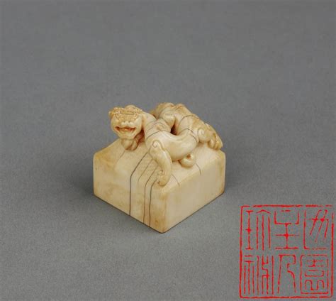1006 象牙雕螭龙钮印
