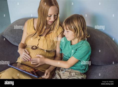 Mom Und Ihr Sohn Schauen Auf Ultraschallbild Seines Ungeborenen Kleinen