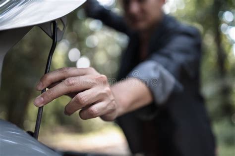 Concept De Panne De Voiture Femme Contre Le Capot Ouvert Image Stock Image Du Ouvert Contre