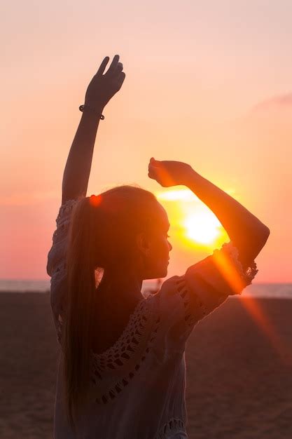 Chica Disfrutando De La Naturaleza En El Campo Luz Del Sol Glow Sun