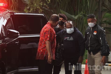 Foto Bupati Nonaktif Mamberamo Tengah Ricky Ham Pagawak Digelandang Ke