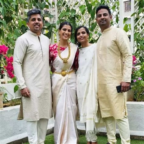 Varalakshmi Sarathkumar Engagement Photos என்ன இப்படி இளைச்சிட்டாங்க