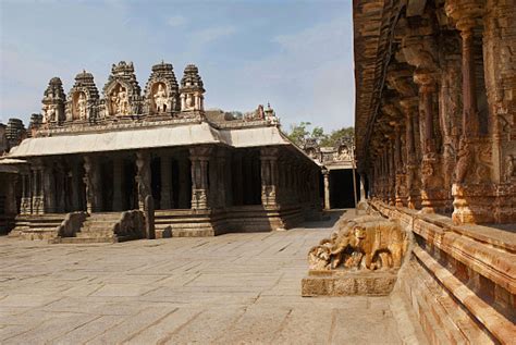 회랑 또는 Prakara 및 Ranga 원형 돌기둥 Virupaksha 사원 Hampi Karnataka 인도 신성한 센터입니다