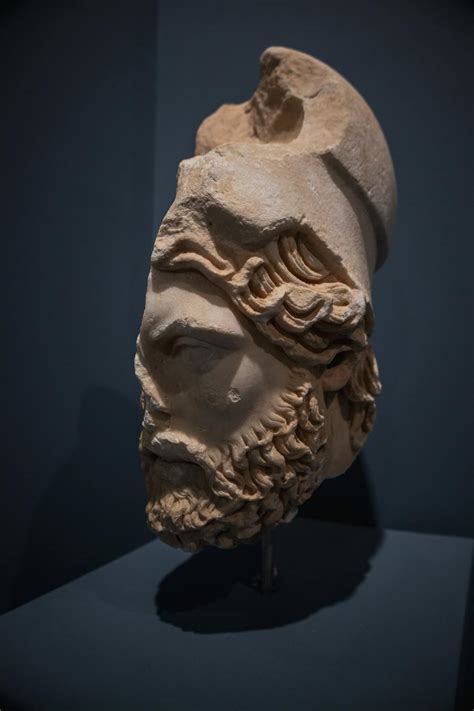 고고학 고대 그리스 고대 로마 고대 문화 고대의 곡선 머리 골동품 공전 구슬 군용 헬멧 그리스 사람 낡음 돌 동상 로마 머리 몸매 문화 유산