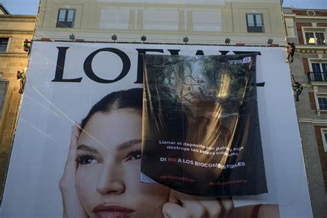 Eco Activistas Despliegan Una Pancarta Gigante En Madrid Contra Los