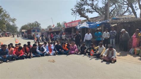 खस्ताहाल सड़क के निर्माण को लेकर भाजपा ने किया चक्का जाम पीडब्ल्यूडी ने एक