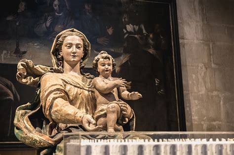 포르투갈 알코바카의 중세 로마네스크 양식의 수도원에서 축복받은 성모 마리아 동상 0명에 대한 스톡 사진 및 기타 이미지 0명