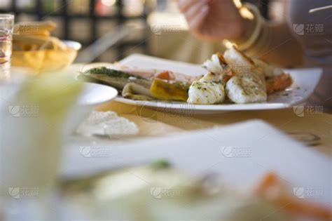 海产煎三文鱼格子烤肉留白顾客开胃品健康周末活动仅成年人晚餐