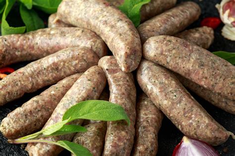 정육점은 검은 배경에 고추와 세이지와 양파 소시지를 했다 고기에 대한 스톡 사진 및 기타 이미지 고기 날것 닭고기 Istock